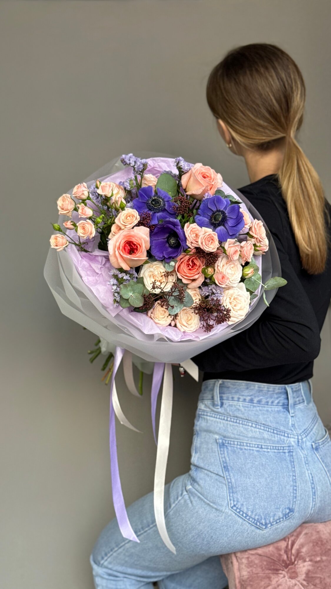 Анемоны, кустовые Пионовидные розы в нежном сказочном букете «Миг Волшебства»