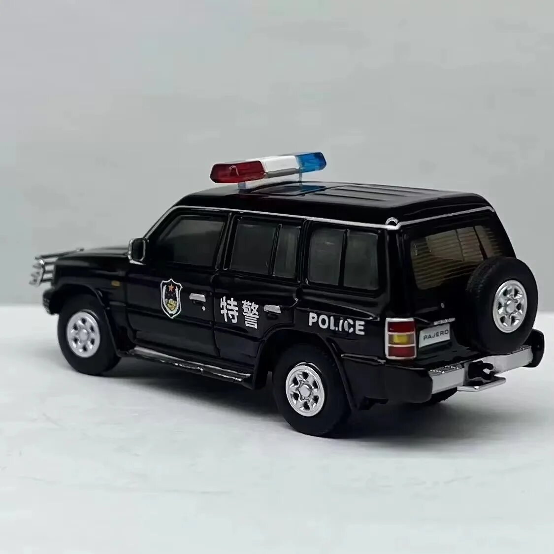Maisto Mitsubishi Pajero V31 V33 1:64