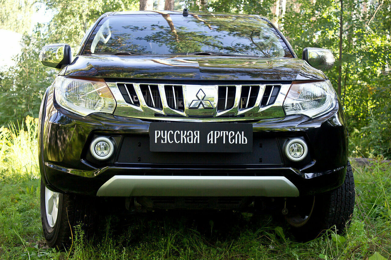 Зимняя заглушка решётки переднего бампера Mitsubishi L200 2015-2018 (V дорестайлинг)