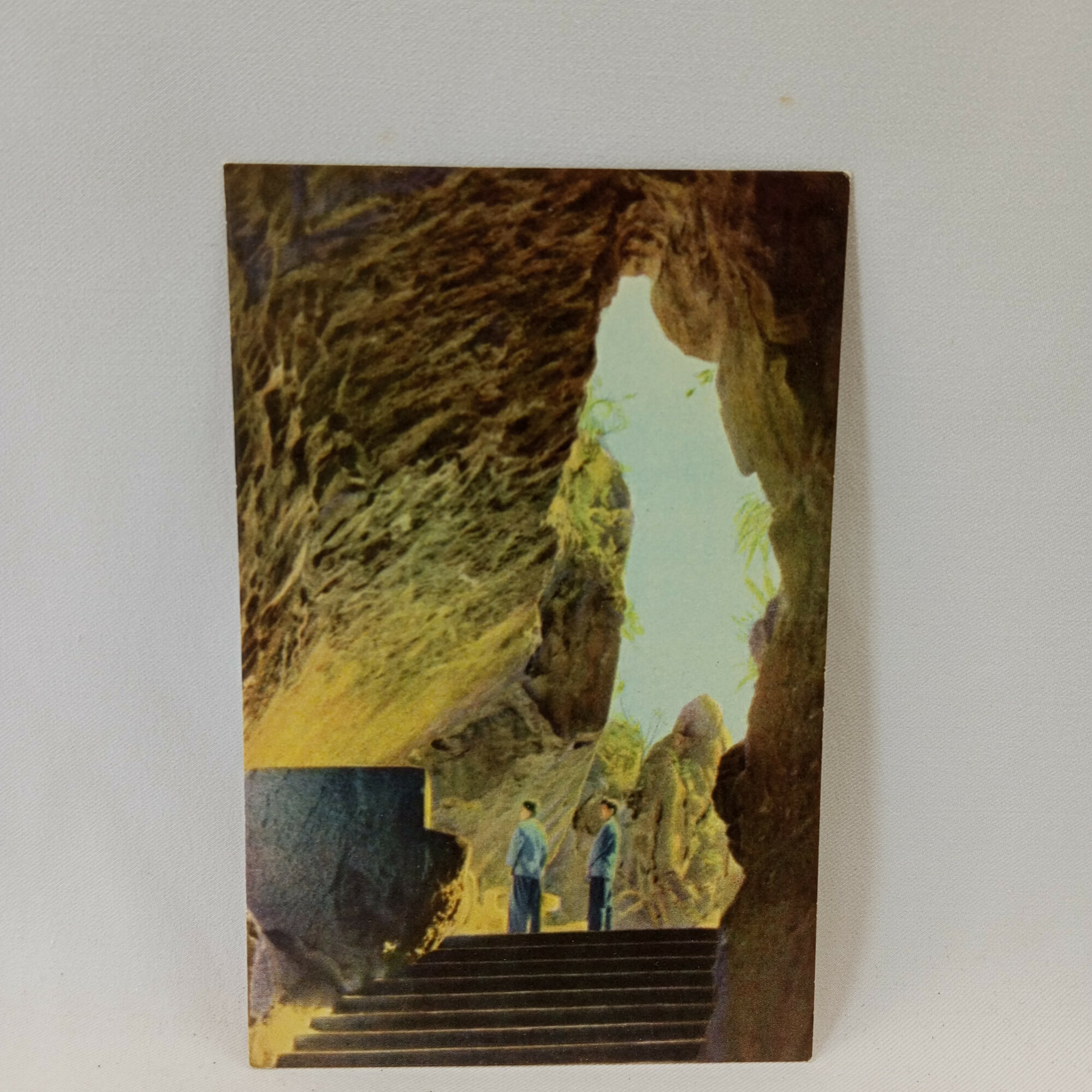 Открытка старинная. Китайский пейзаж, пещера с лестницей и фигурами, надписи иероглифами
