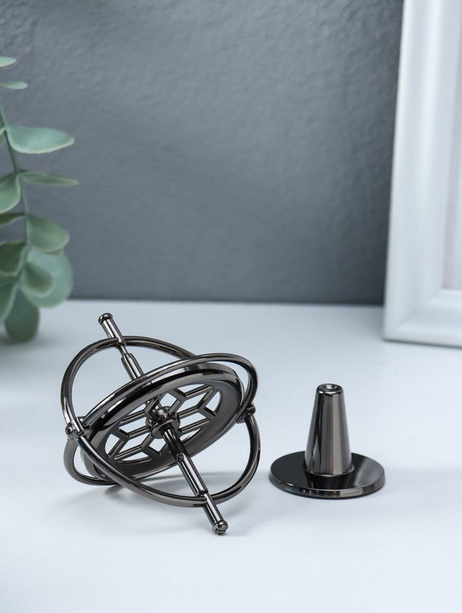 Гироскоп металлический самобалансирующийся на подставке «Маятник - антистресс настольный», чёрный, 7×7×13.2 см