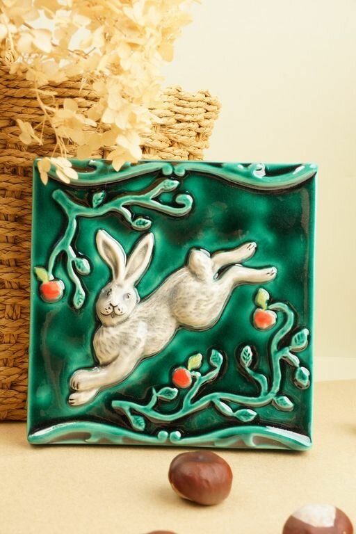 Заяц. Панно, изразец, настенный декор, плакетка, украшение настенное интерьерное. Ярославская майолика. Керамика ручной работы. Сделано в России.