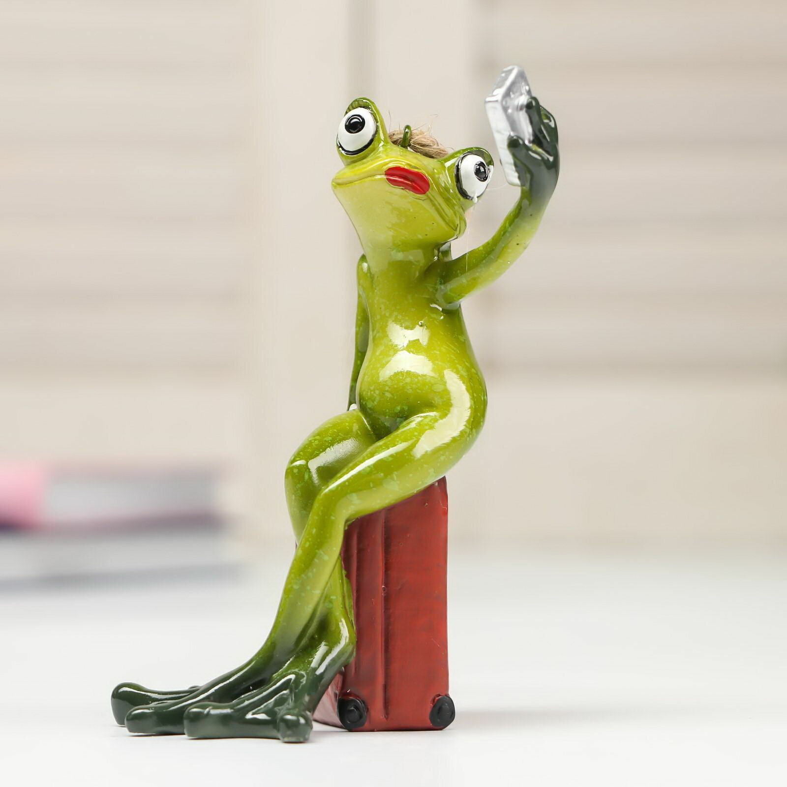 Фигурка полистоун лак "Лягушка-путешественница селфится", 12x6.5x7 см