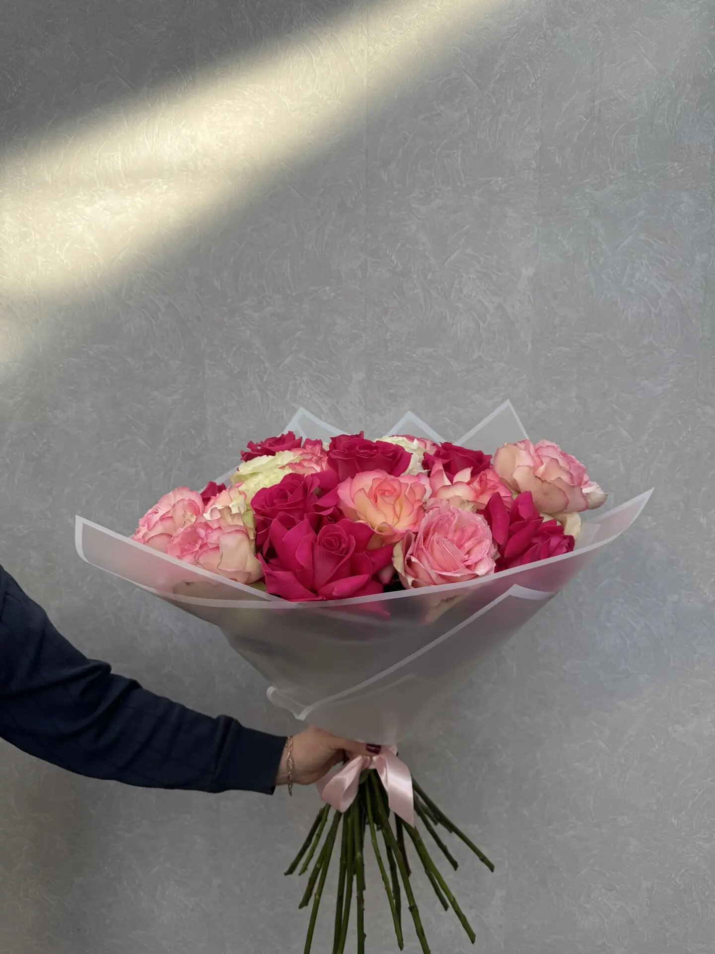 Монобукет из двадцати пяти французских роз, красные, розовые, белые