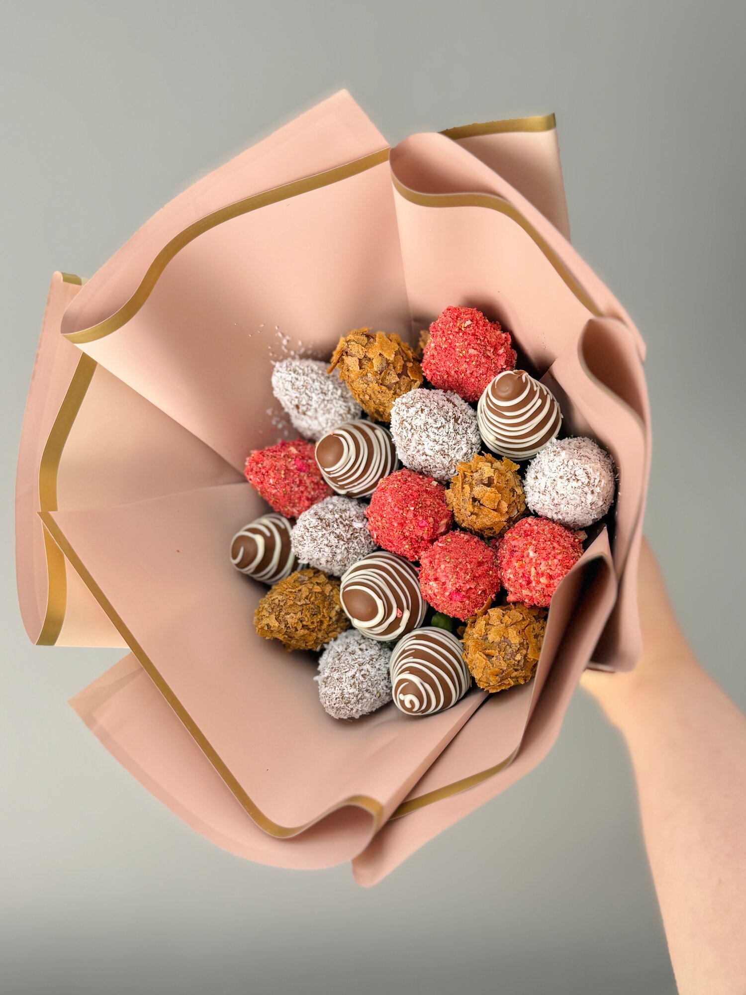 Букет из клубники «Конфетка» на день рождения, подарок для мамы, сестры, подруги или коллеги, для любимой девушки