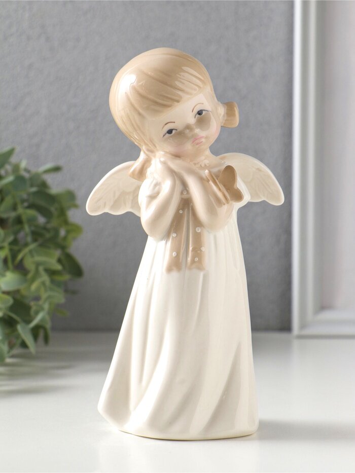 Фигурка керамика «Девочка-ангел с хвостиками, с бабочкой на руке», 9.6×6.8×18.3 см