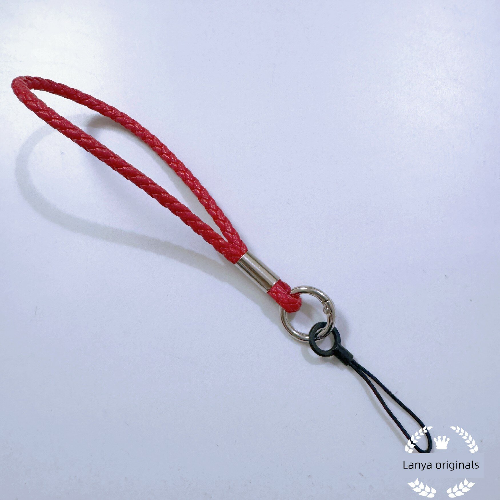 Короткий шнур из блестящей кожи с браслетом из серебра, цвет красный, длина 12 см