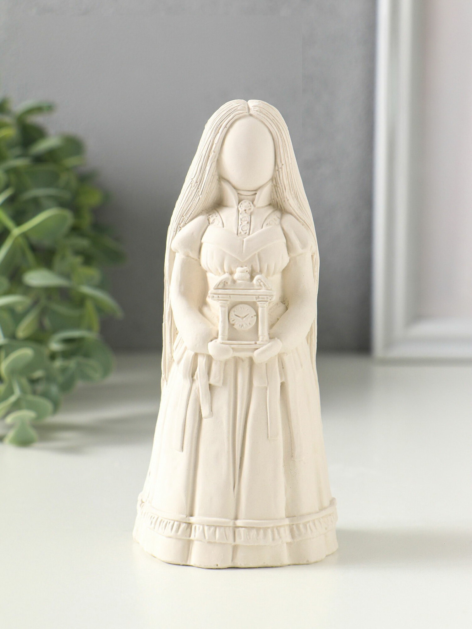 Фигурка декоративная "Берегиня Хранительница времени", гипс, 13x7 см