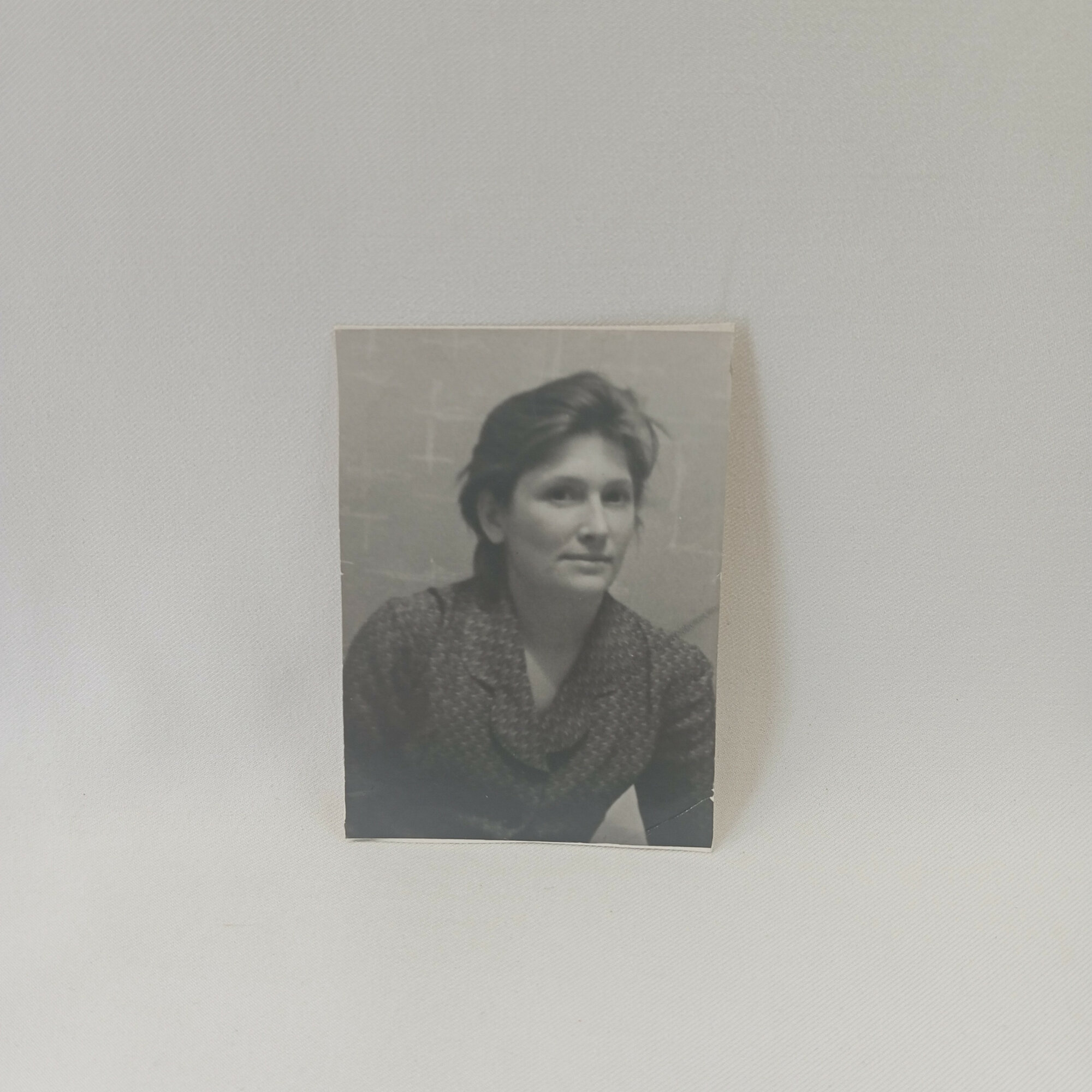 Фотография винтажная, СССР. Черно белый портрет женщины, бумажный фотоснимок