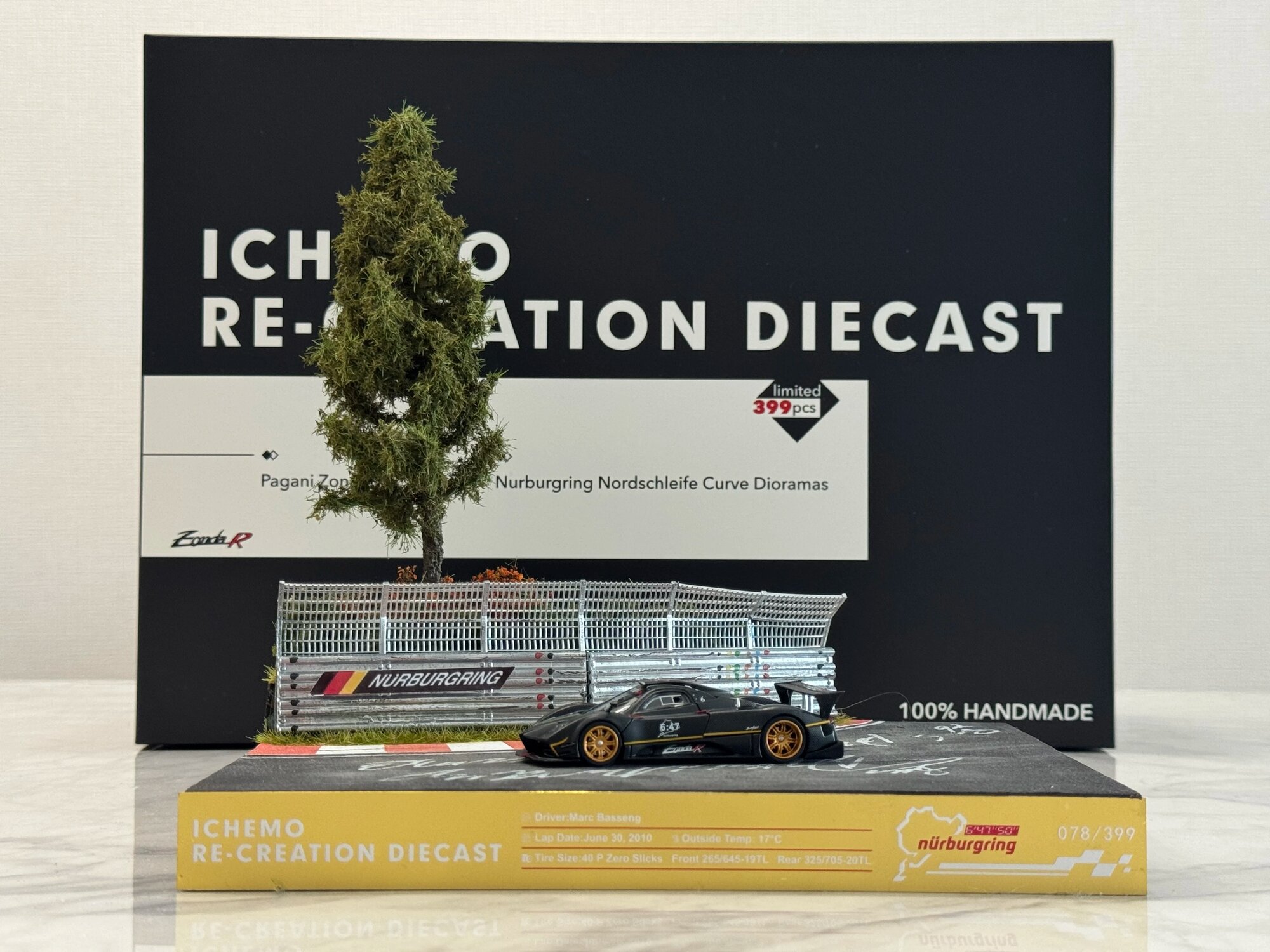 Коллекционный набор Ichemo Recreation Diecast 1/64: Pagani Zonda R и диорамы Nürburgring Nordschleife Curve (комплект из двух)