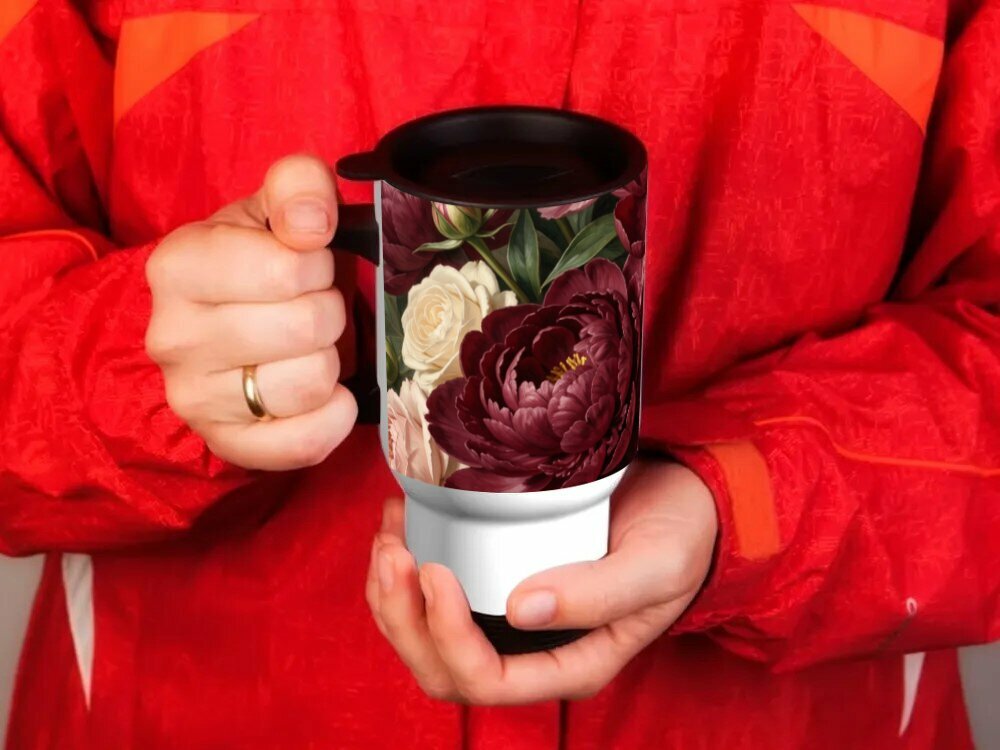 Тремокружка для авто с принтом "Бордовые и кремовые цветы. Пышная флористическая композиция с крупными бутонами в винных, розовых и молочно-бежевых оттенках, реалистичная." 0.5 л.