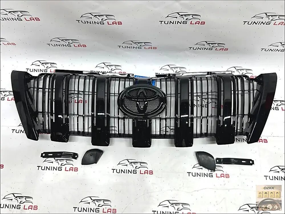 Решетка радиатора Toyota Land Cruiser Prado 150 (2013-2017) штатная, черный антихром, ABS, эмблема в комплекте