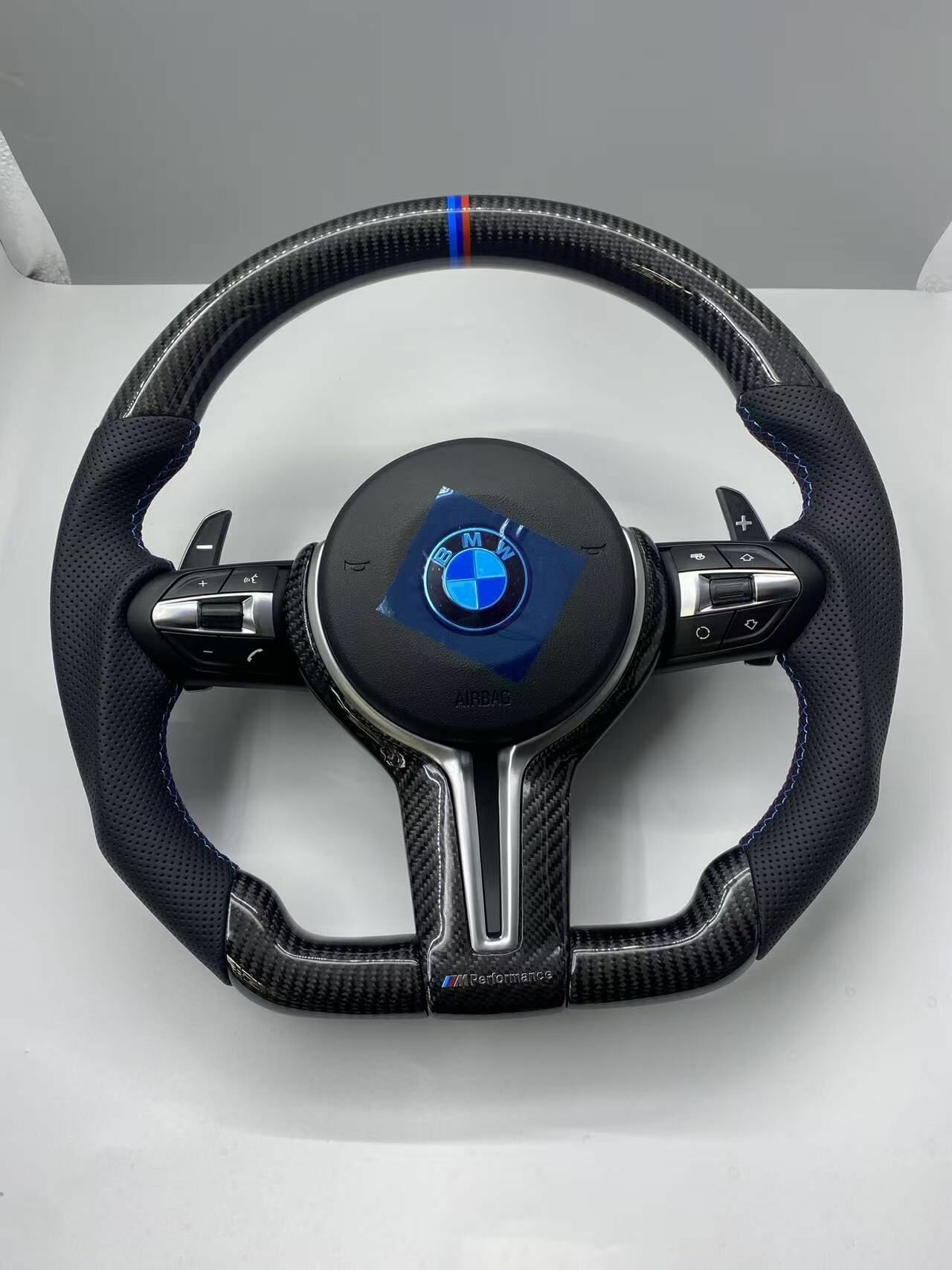 Рулевое колесо BMW из углеродного волокна — черное для E81/E82/E87/E88, E90–E93, E84, E70/E71 X1–X6, без подогрева