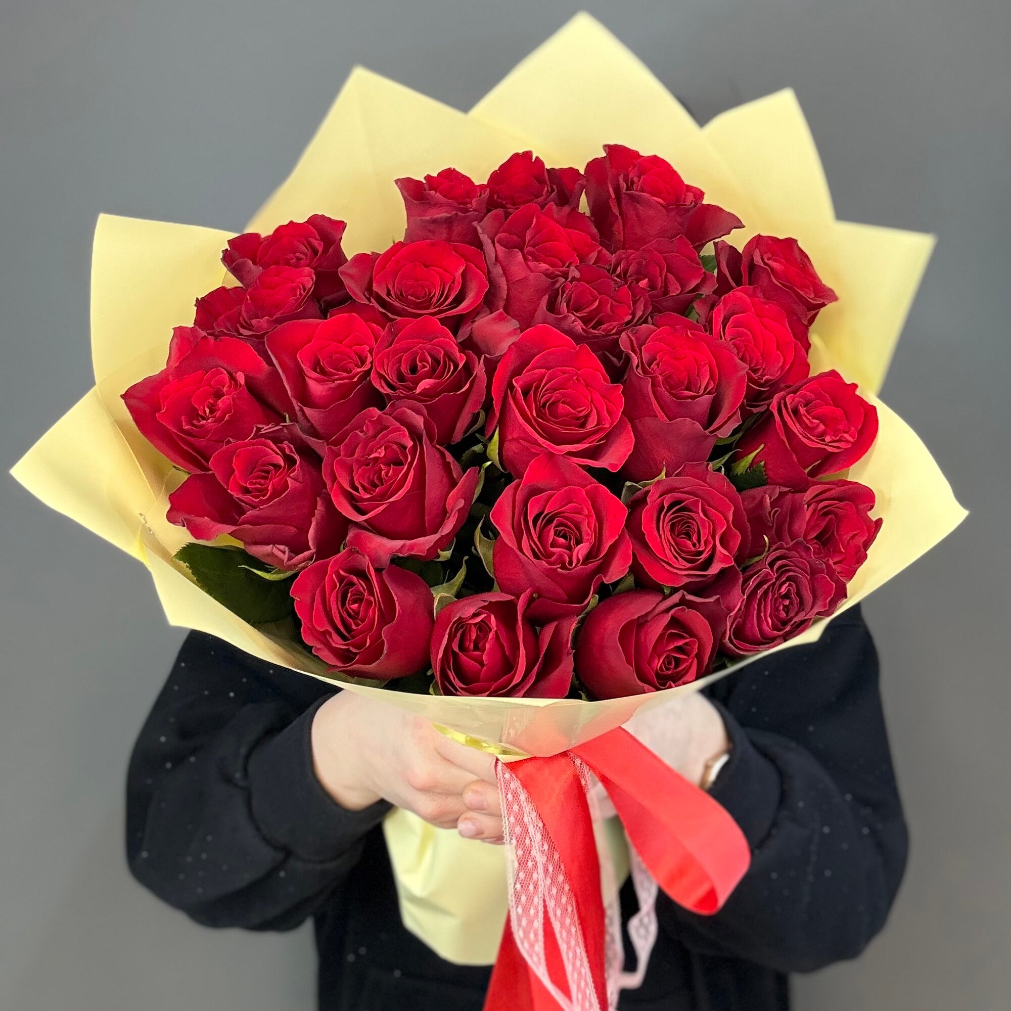 Подарочный букет "25 красных роз", 25 роз, круглый, высота 50см, XL, на стеблях — фото 1