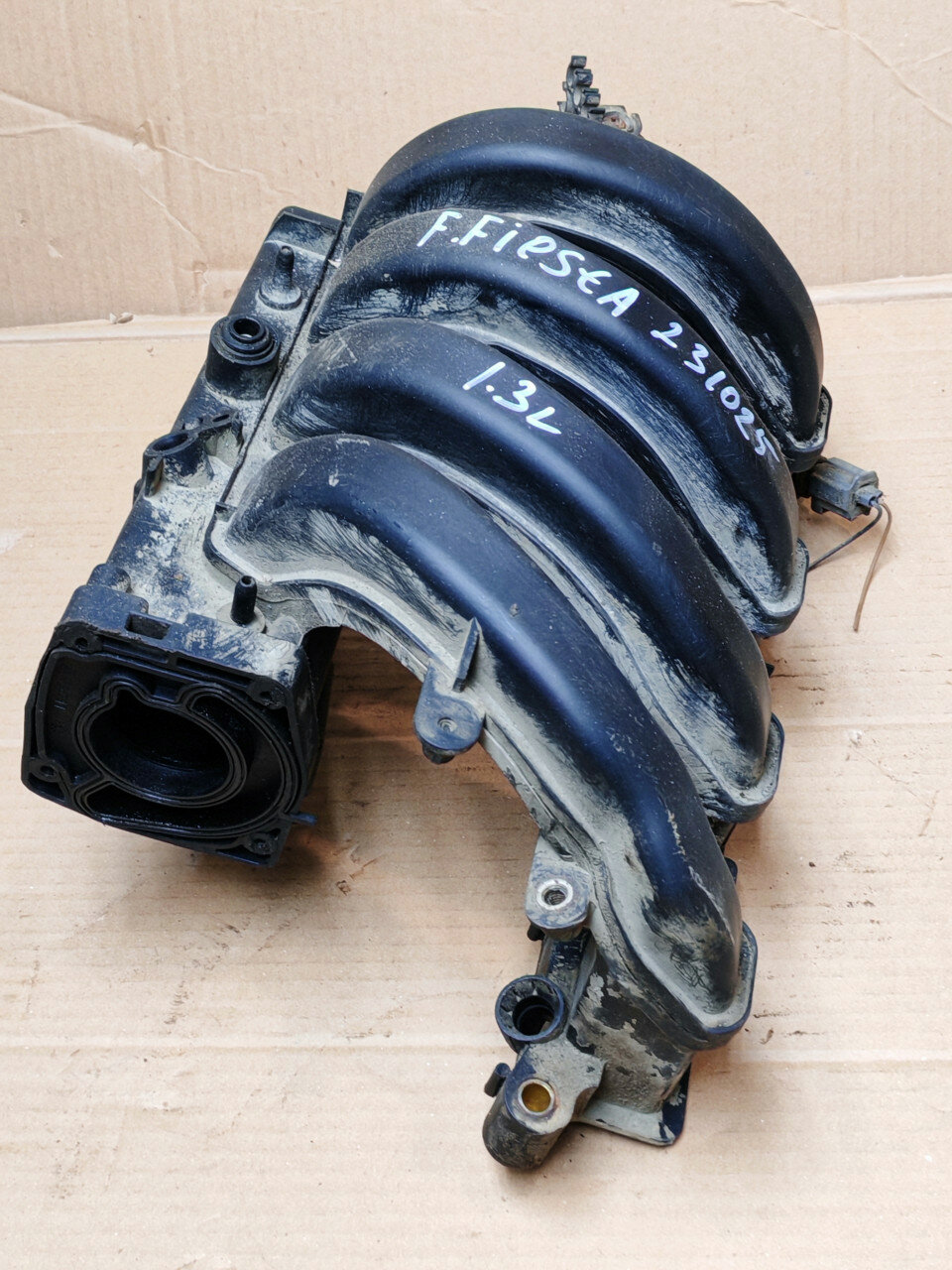 Коллектор впускной Ford Fiesta mk4 1.3