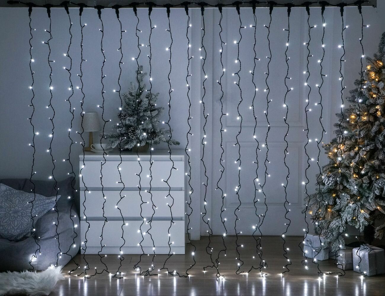 Светодиодный занавес Качественное освещение (Quality Light) 2*2 м, 400 холодных белых LED ламп, черный ПВХ.