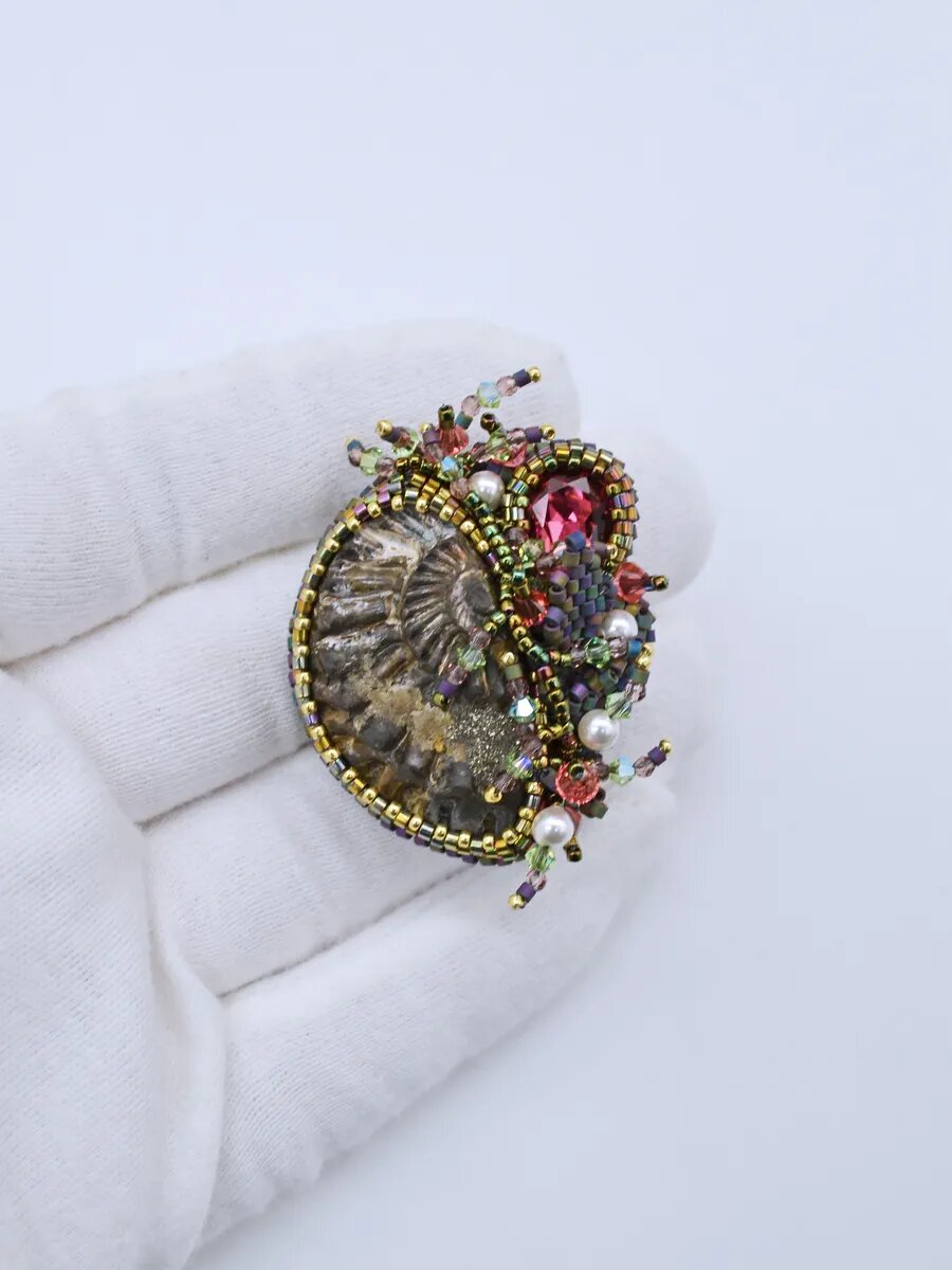 Брошь, кристаллы Swarovski, бисер