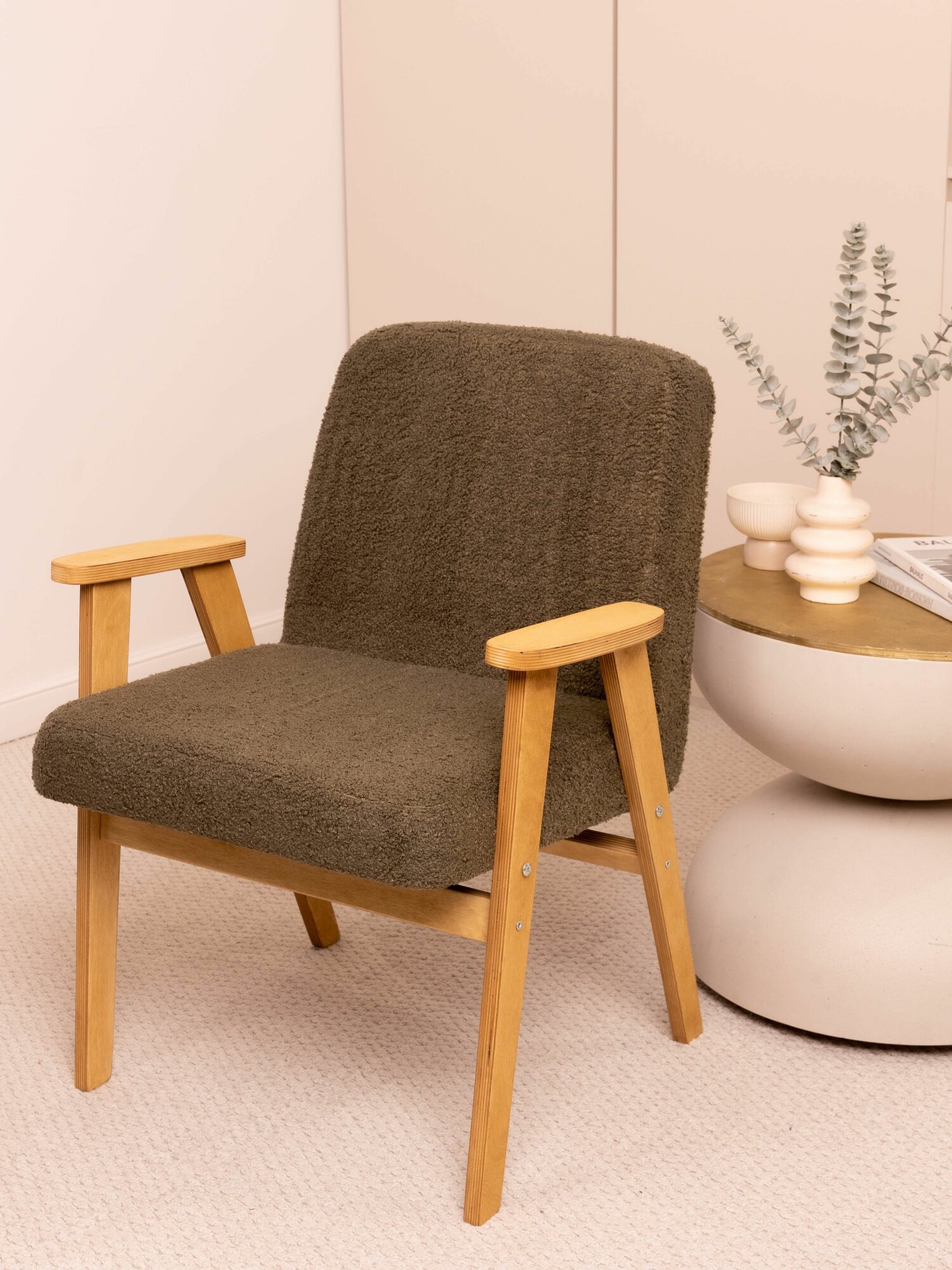 Кресло мягкое для дома и дачи Галант на высоких деревянных ножках с подлокотниками