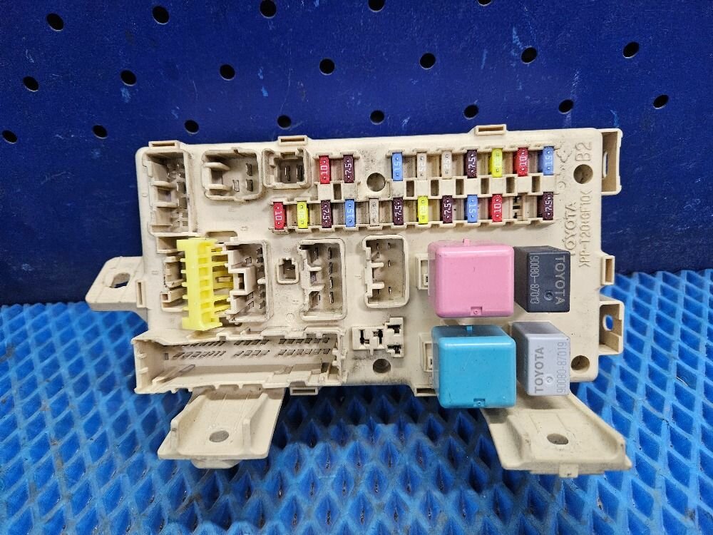 Блок предохранителей салонный Toyota Avensis T250