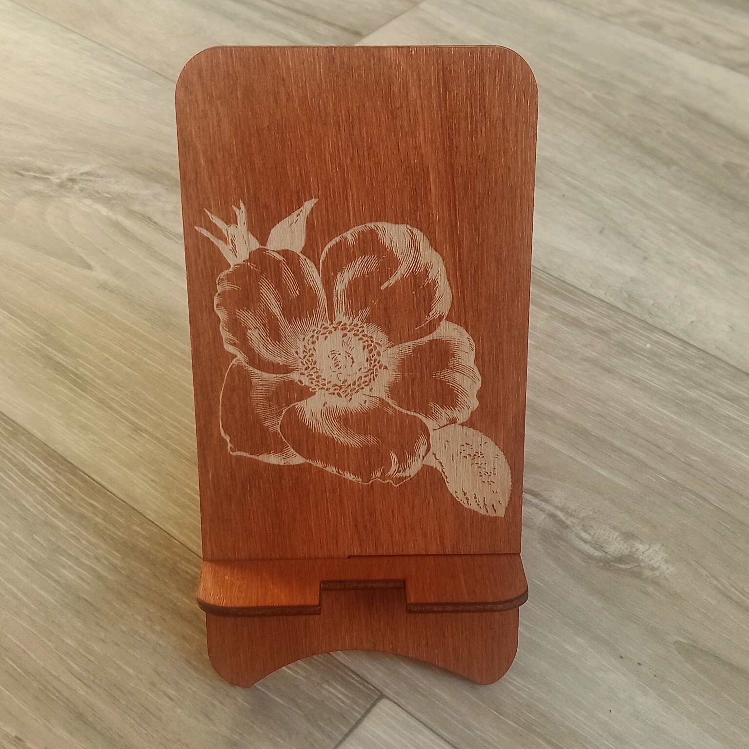 Деревянная подставка под телефон/смартфон "Шиповник", коричневая