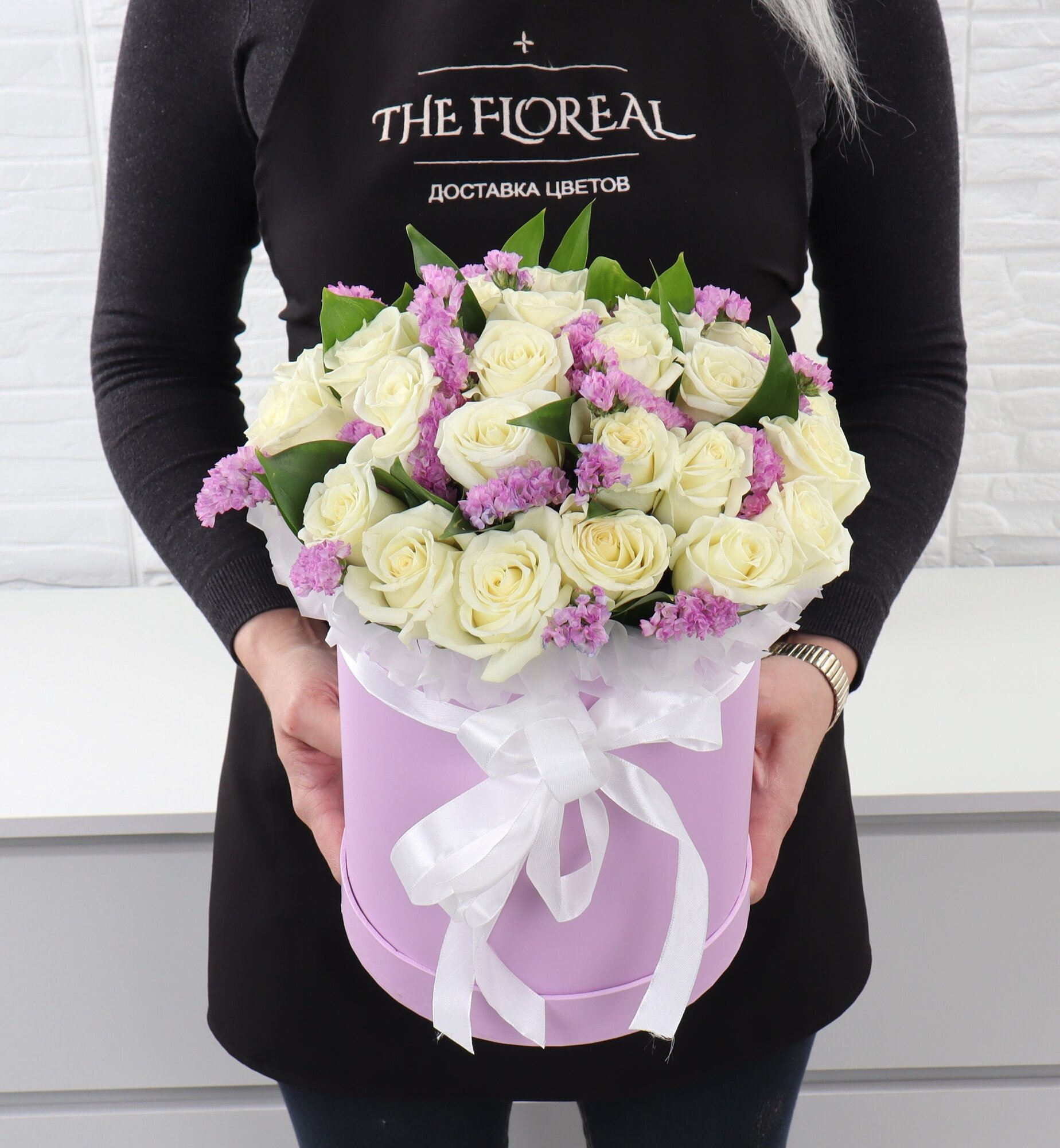 Монобукет THE FLOREAL шляпная коробка, белая роза 35 штук, статица и зелень