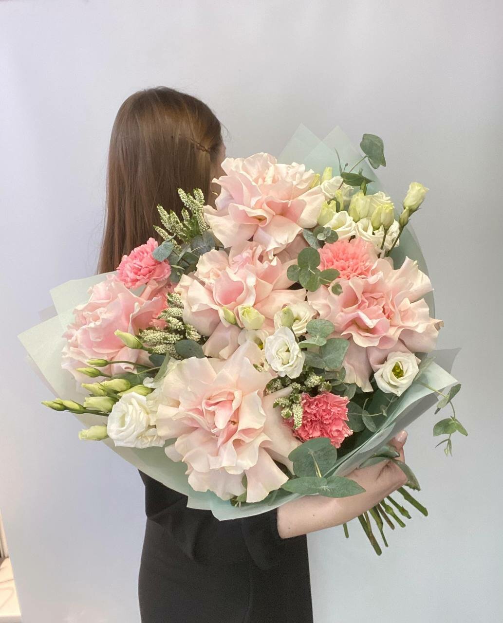 Букет JUSTFLOR "Тиффани", гвоздики, вероника, розы, эустомы, розовый цвет