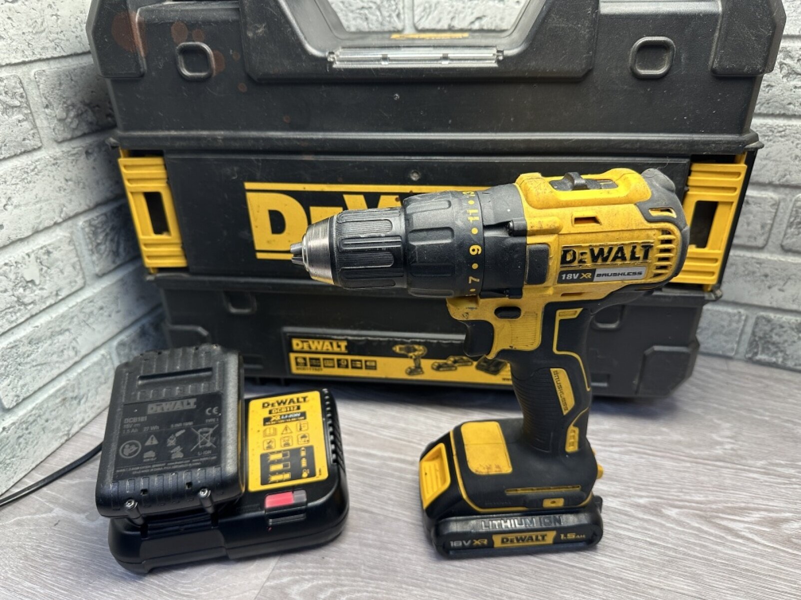 Бесщеточная дрель-шуруповёрт DeWALT XR DCD777 TY2, 18В, 2*1.5Ач желтый
