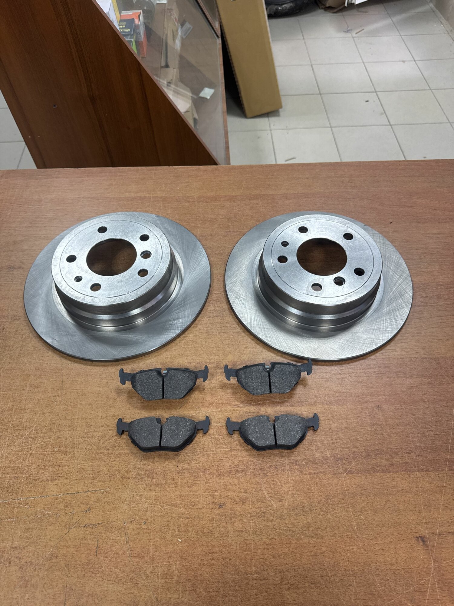 Задний тормозной диск BMW E34 300мм 2шт , + задние колодки