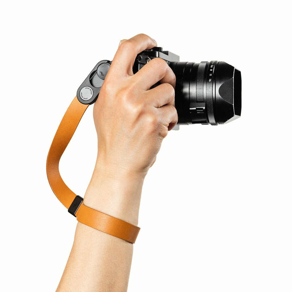 Ремень Peak Design Cuff Leather Amber на запястье (LRS-WR-AM-1)