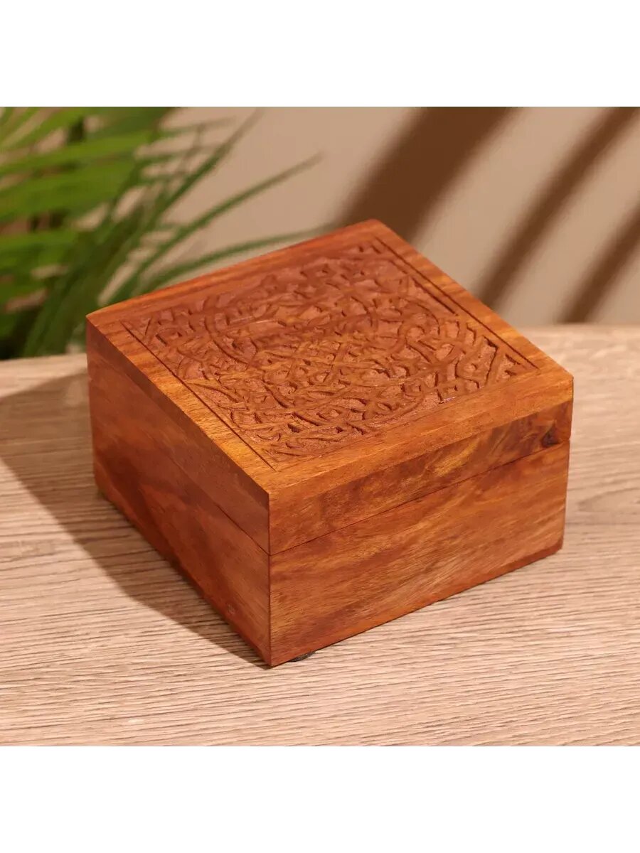 Шкатулка резная 10х10х6 см