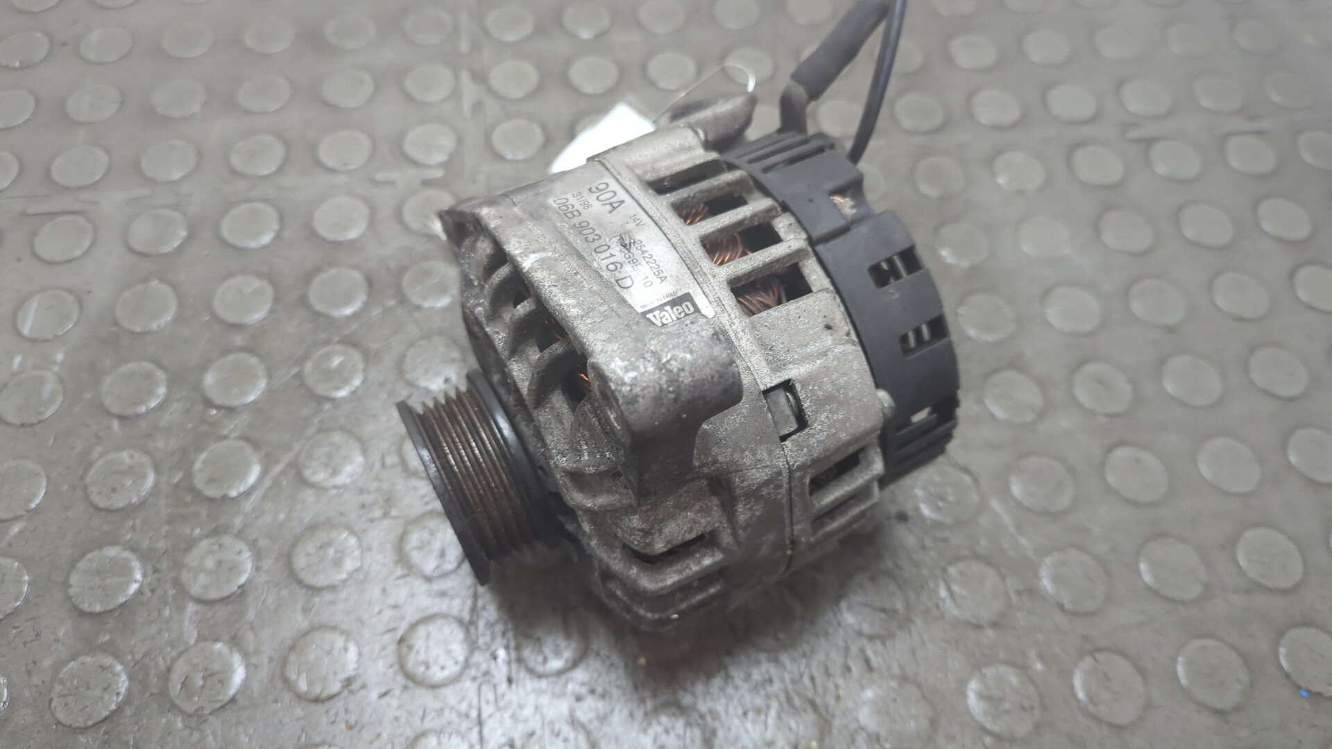 Генератор Volkswagen Passat 5 Б/У