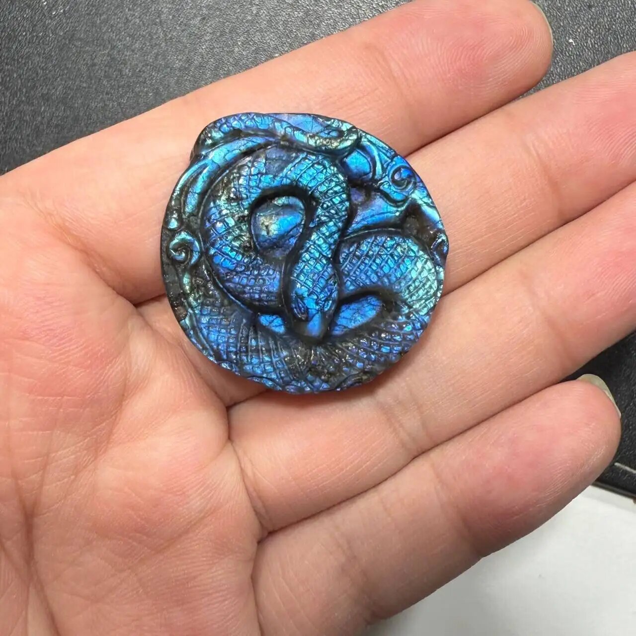 Лабрадорит Moonlight Необработанный кристалл Змея blue