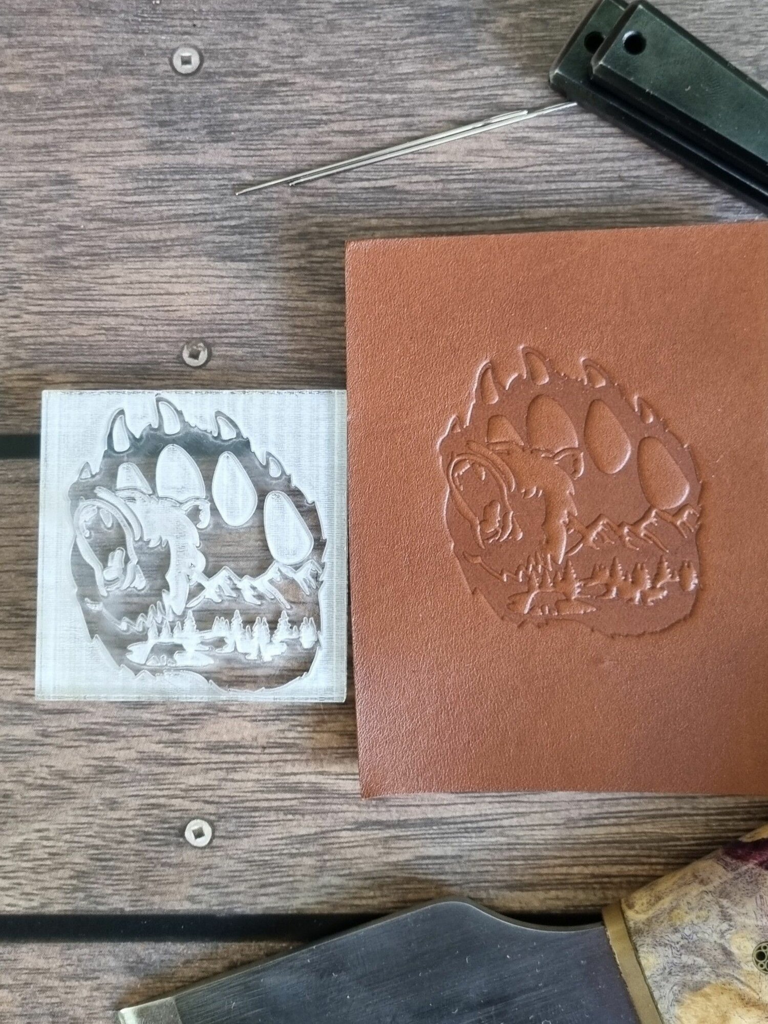 Акриловое клише для тиснения по коже " Медвежий след" . Подходит для изготовления и оформления обложек