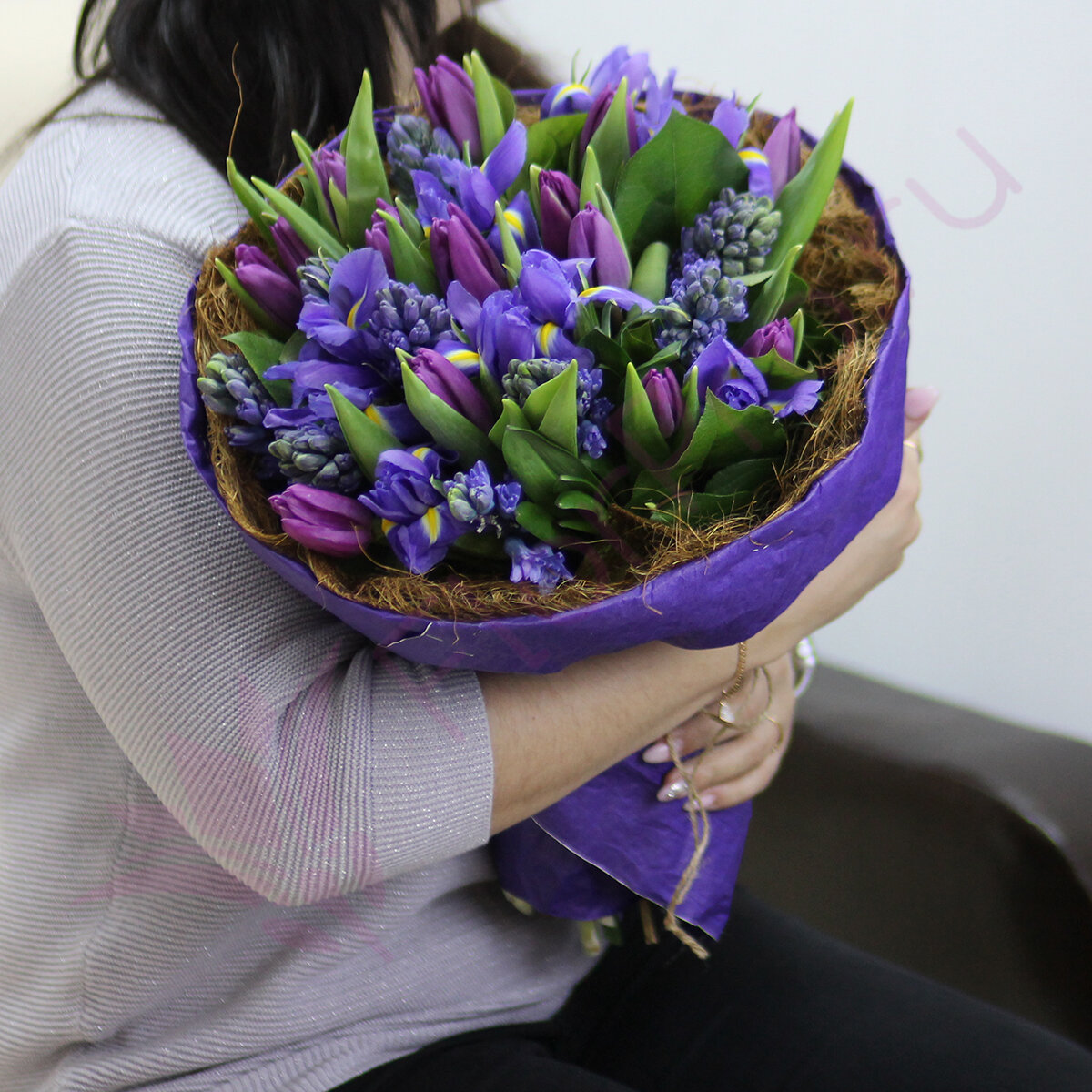 Букет живых цветов Flor-Pro Flowers из тюльпанов, гиацинтов и ирисов "Цвет настроения синий" Mini в дизайнерской упаковке