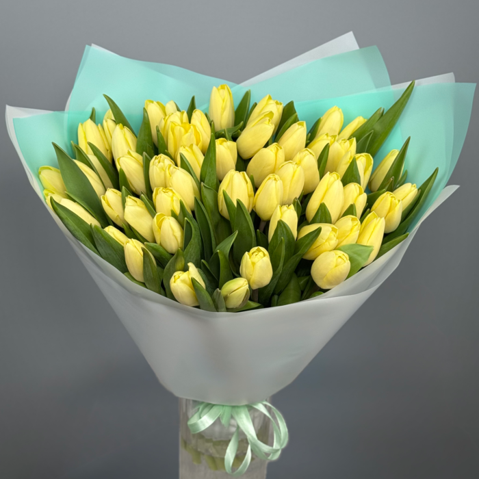 Букет из 51 кремовых тюльпанов в стильной упаковке. «365 Поводов» - живые цветы с доставкой