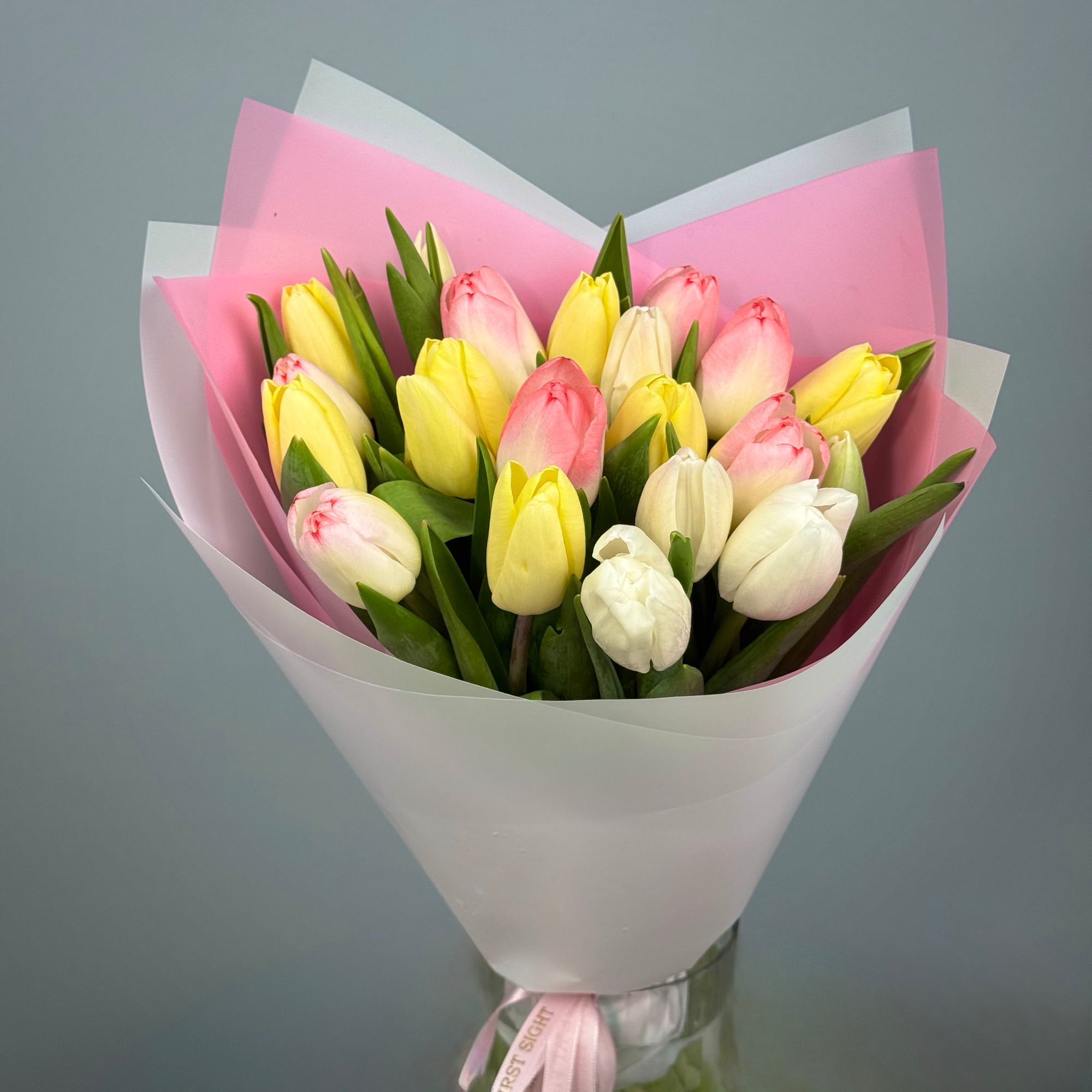 Букет из 21 тюльпанов нежный микс в стильной упаковке. «365 Поводов» - живые цветы с доставкой