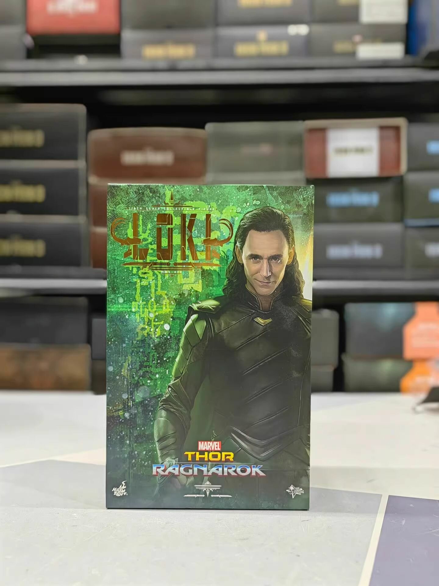 Коллекционная фигурка 1/6 Локи от Hot Toys из фильма Тор: Рагнарёк