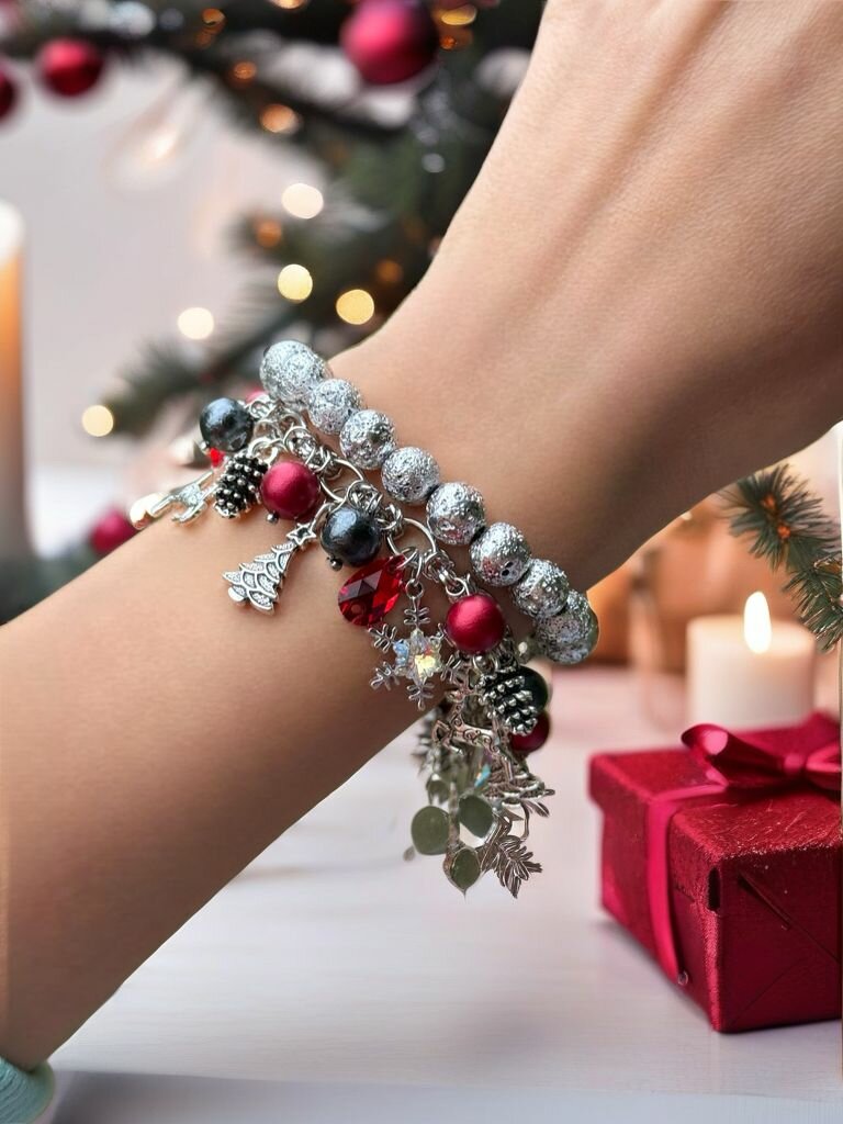 Новогодний браслет с подвесками