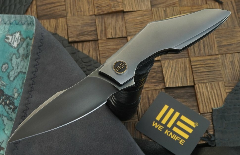 Складной нож We Knife Krait Snake, сталь M390, полировка, рукоять титан