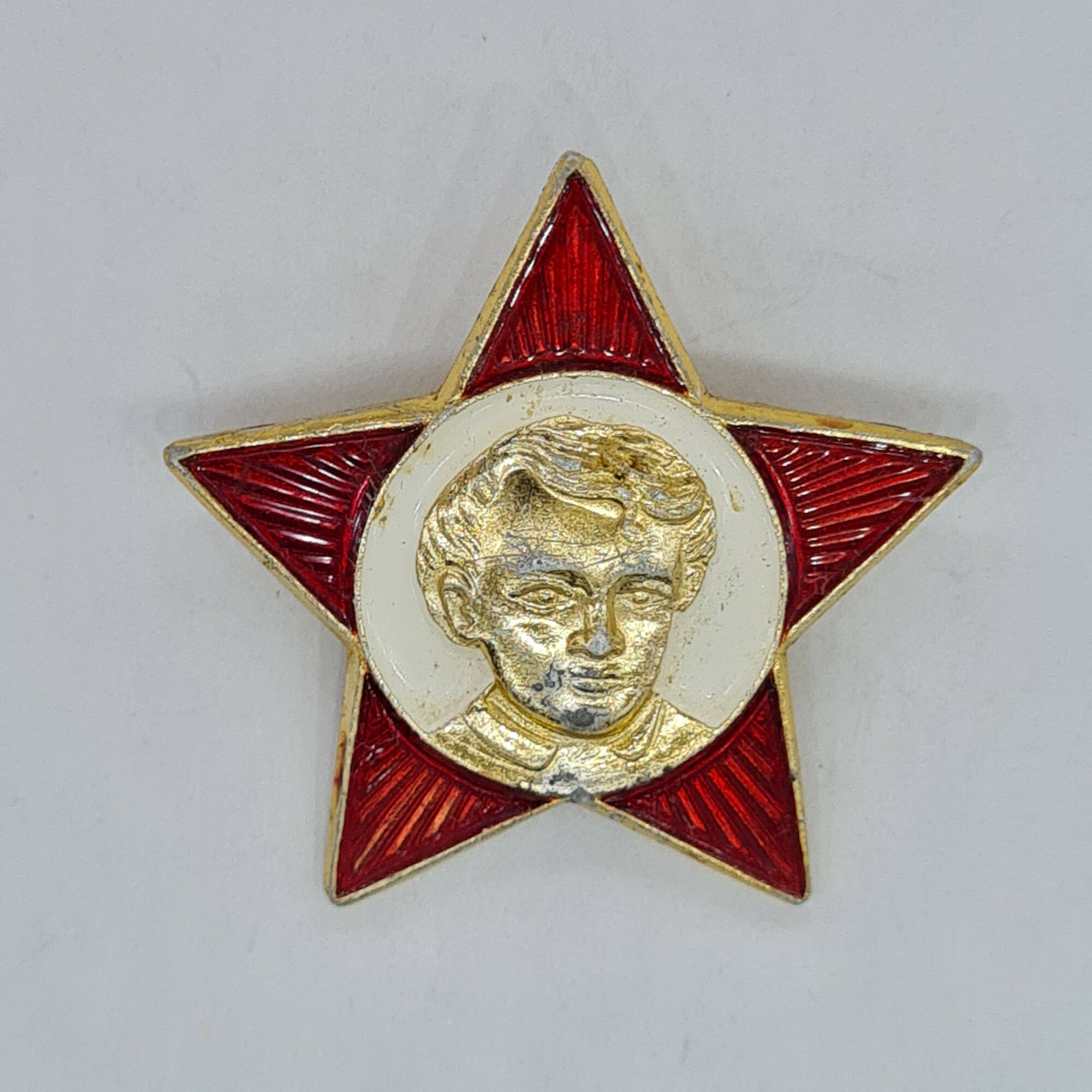 Значок СССР красная пятиконечная звезда с юным пионером в круге, эмаль, советский и винтажный