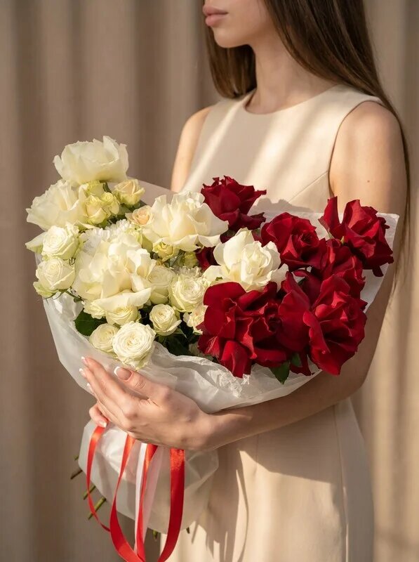 Букет «Лондон», микс роз, хризантем, оформление под ленту, белый и красный