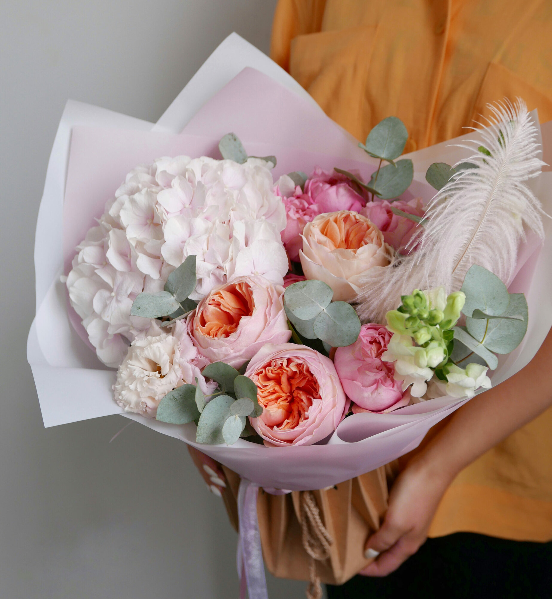 Персиково-розовый букет с пером от студии цветов клумба. москва