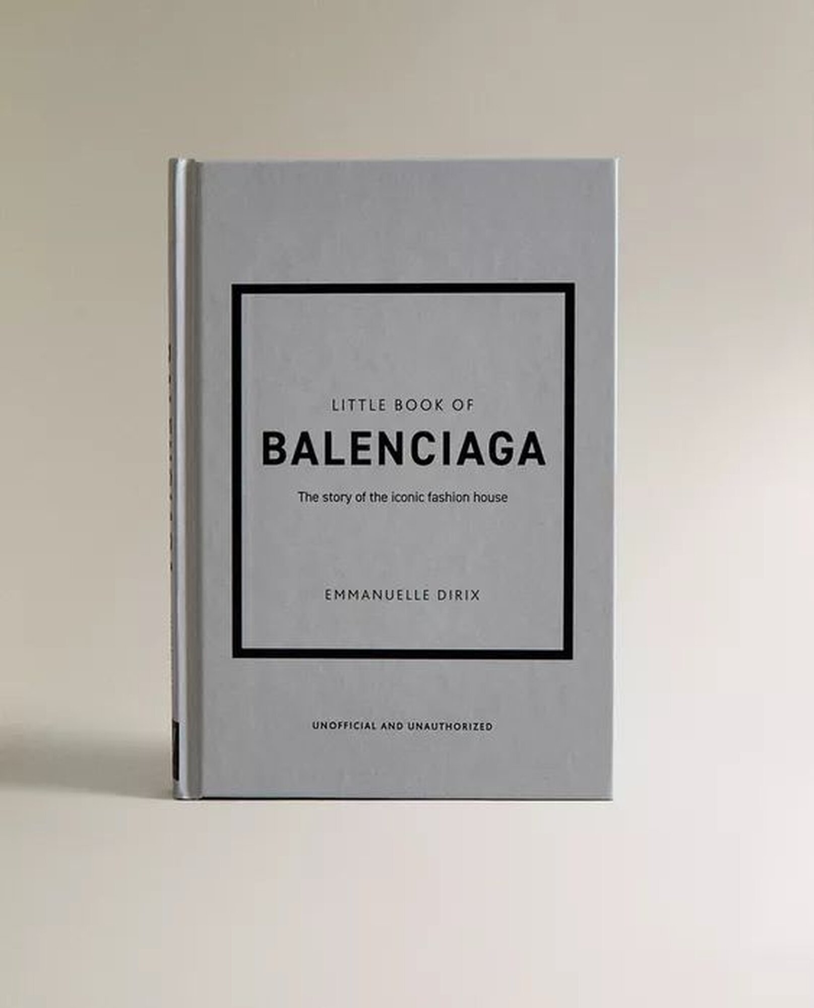 Книга ZARA HOME 4364/054/802 - Little Book of Balenciaga: The story of the iconic fashion house - Маленькая книга Balenciaga: История культового модного дома (на английском языке), 19 х 13 х 2 см