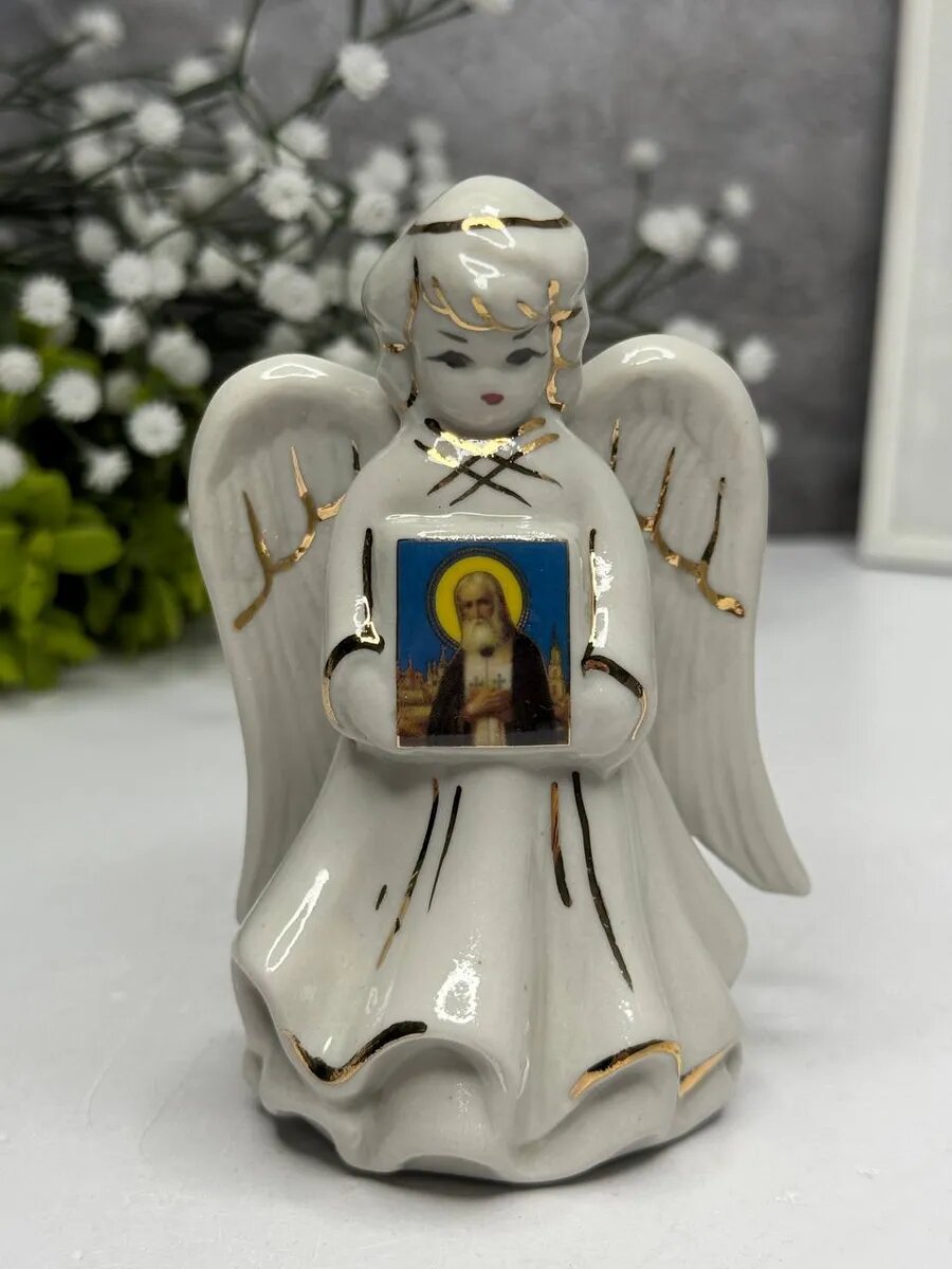 Фарфоровая декоративная фигурка ангела с иконой Серафима Саровского