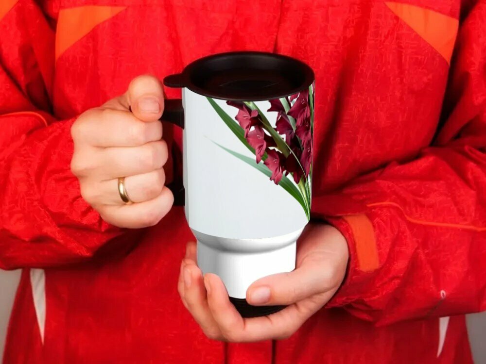 Тремокружка для авто с принтом "Бордовые гладиолусы в вазе. Элегантная композиция из насыщенных винных соцветий и длинных зелёных листьев в прозрачном стекле, минималистичный." 0.5 л.