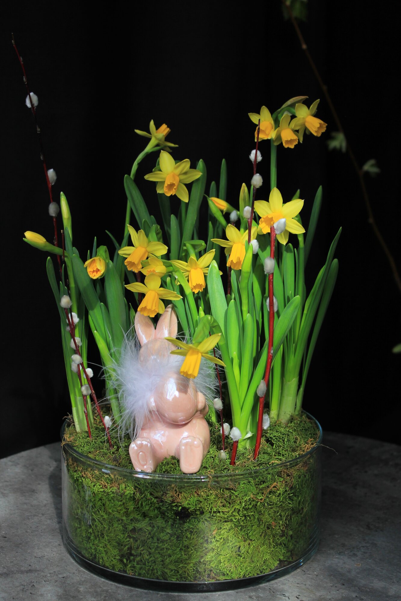 Пасхальная композиция, в керамическом кашпо, из нарциссов, с вербой, кроликом