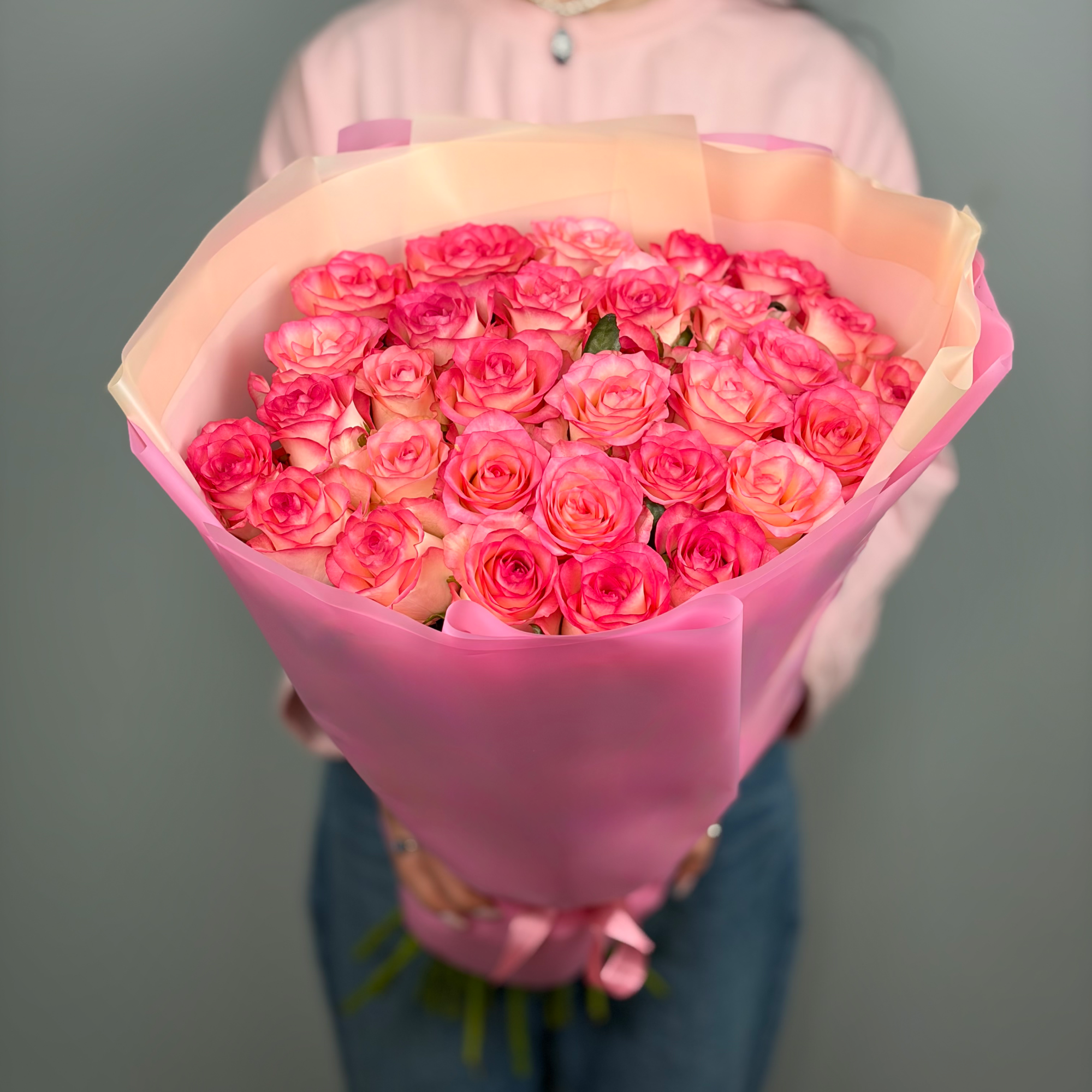 Букет из 31 розы Джумилия 70 см в стильной упаковке. «365 Поводов» - живые цветы с доставкой