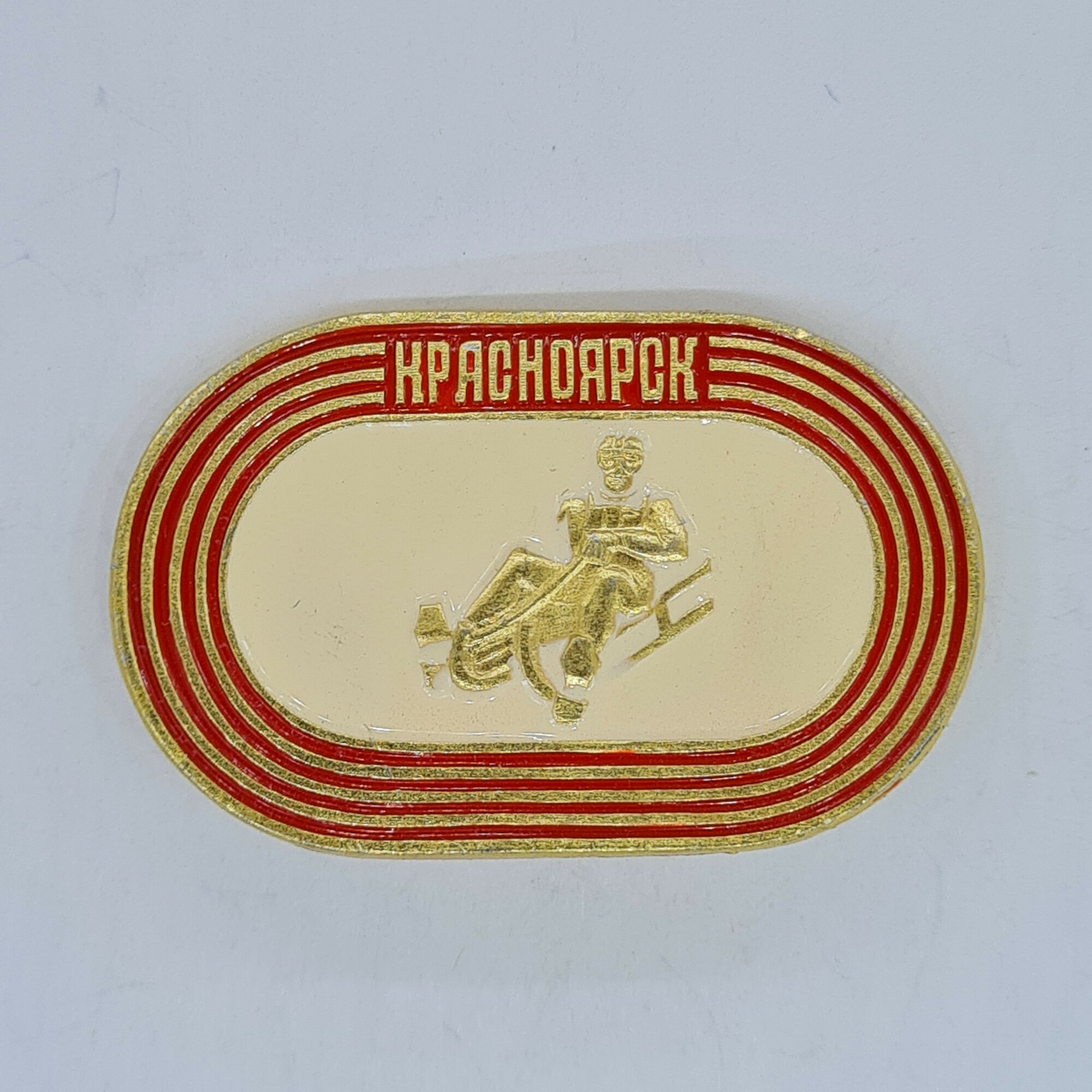 Значок ссср красноярск, золотой спортсмен на санях, овальная эмаль, советский и винтажный