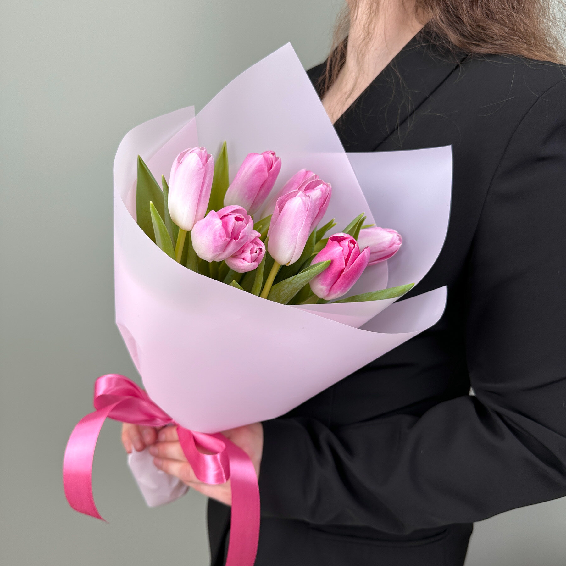 Букет из 9 розовых голландских тюльпанов в дизайнерской упаковке