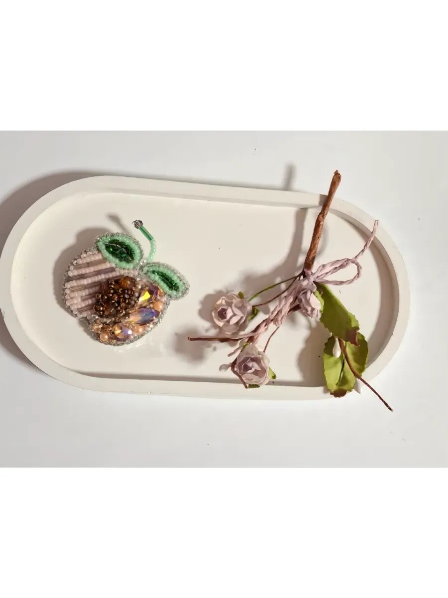 Брошь, бисер, стразы